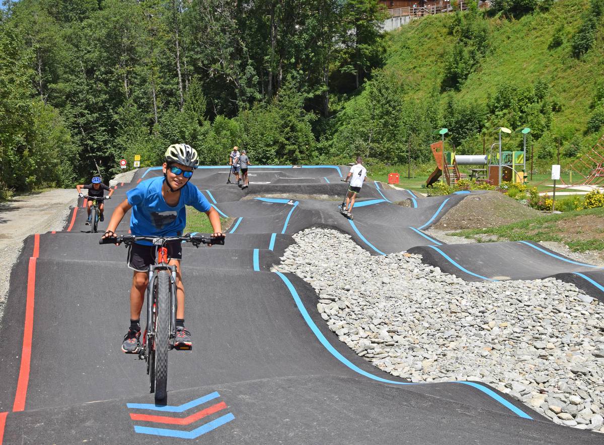 Les Contamines Summer Holidays | Lake & Mountains | Peak Retreats