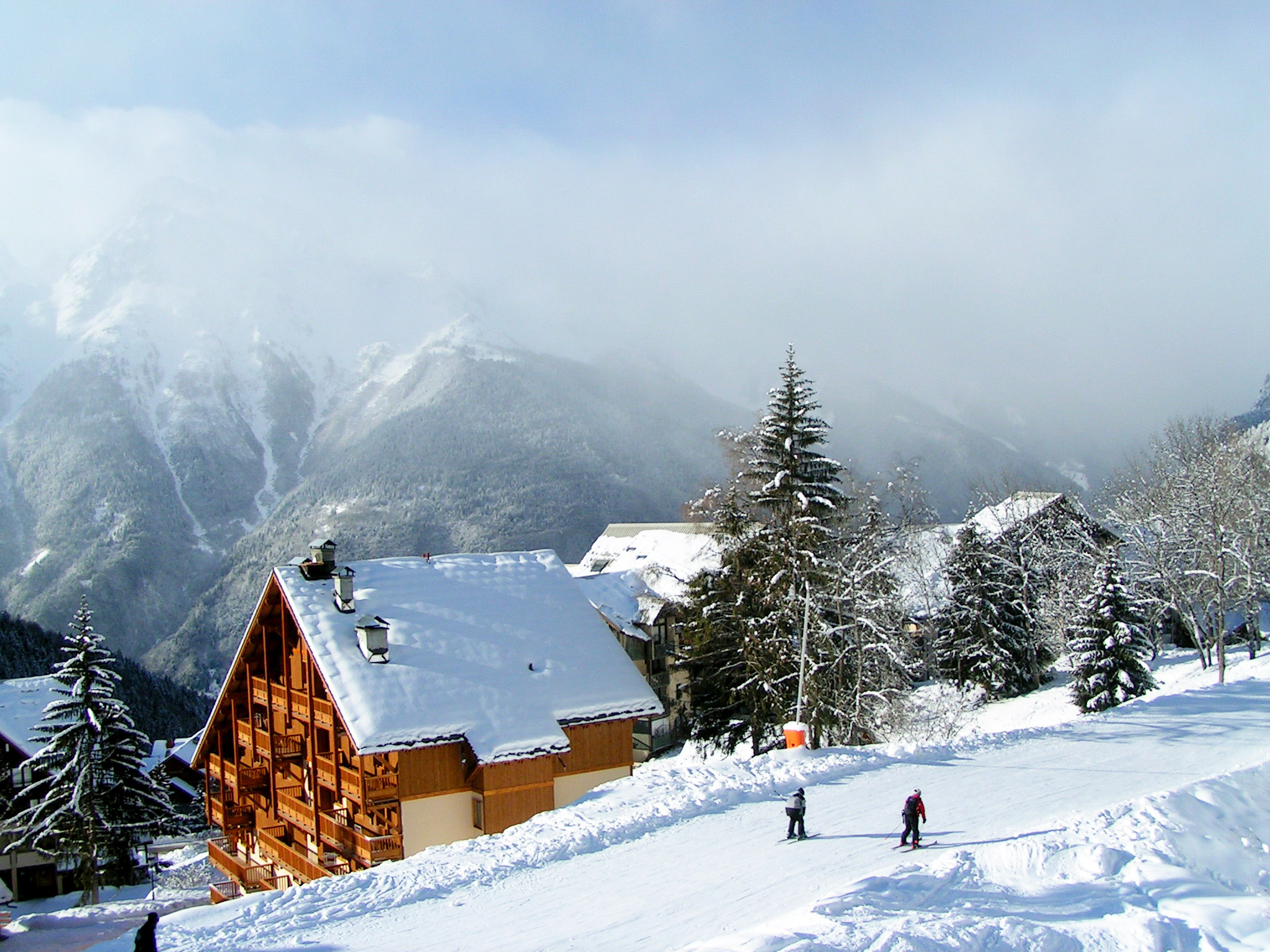 Oz en Oisans Skiing Holidays | Ski Apartments | Peak Retreats